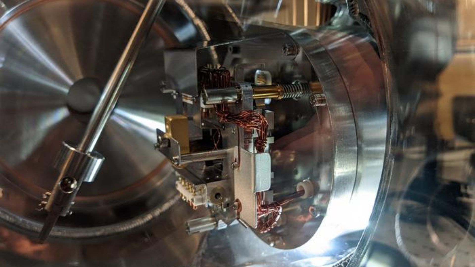 World’s first plasma lens brings attosecond flashes into focus with 80% ...