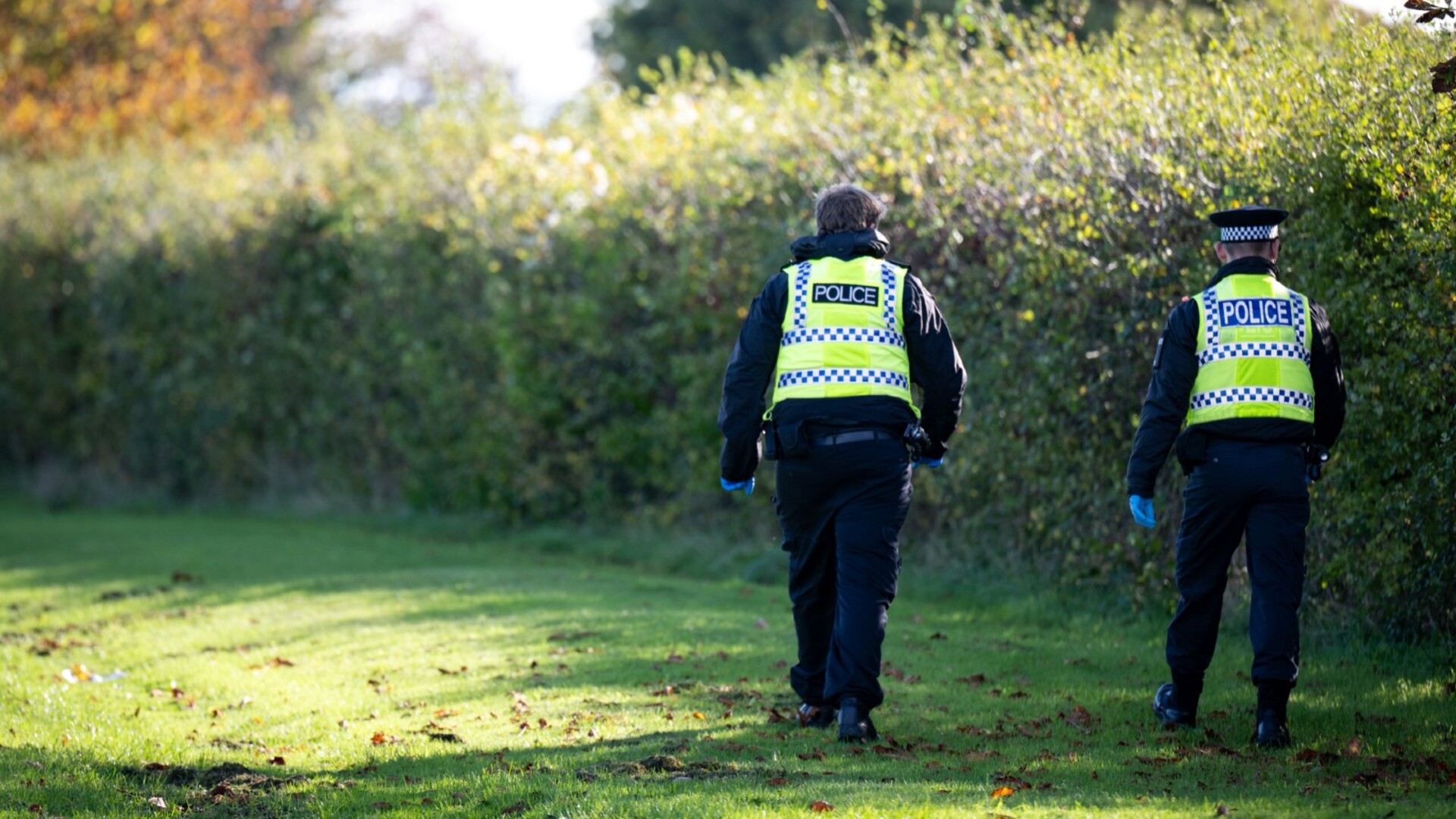 Manhunt underway in the UK for two prisoners mistakenly released from jail