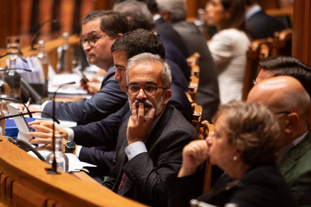 Rangel admite problemas por resolver nas embaixadas e diz que "não vale ...