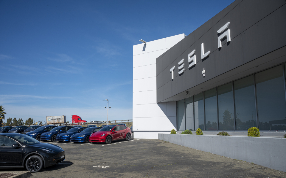Tesla: Οι μέτοχοι αποφασίζουν για το πακέτο–μαμούθ του Elon Musk