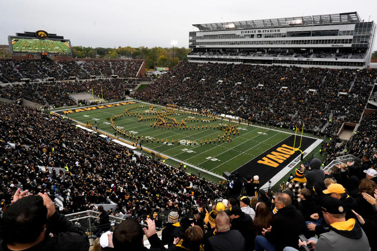 Eats, drinks and places to visit in Iowa City for Oregon football's ...