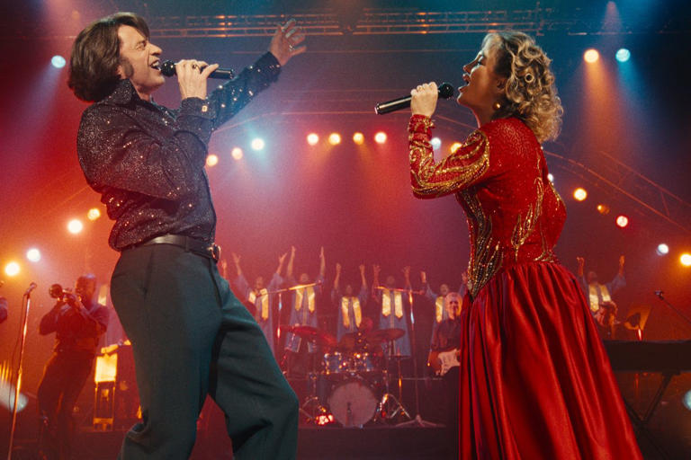 Are Kate Hudson and Hugh Jackman actually singing in 'Song Sung Blue ...