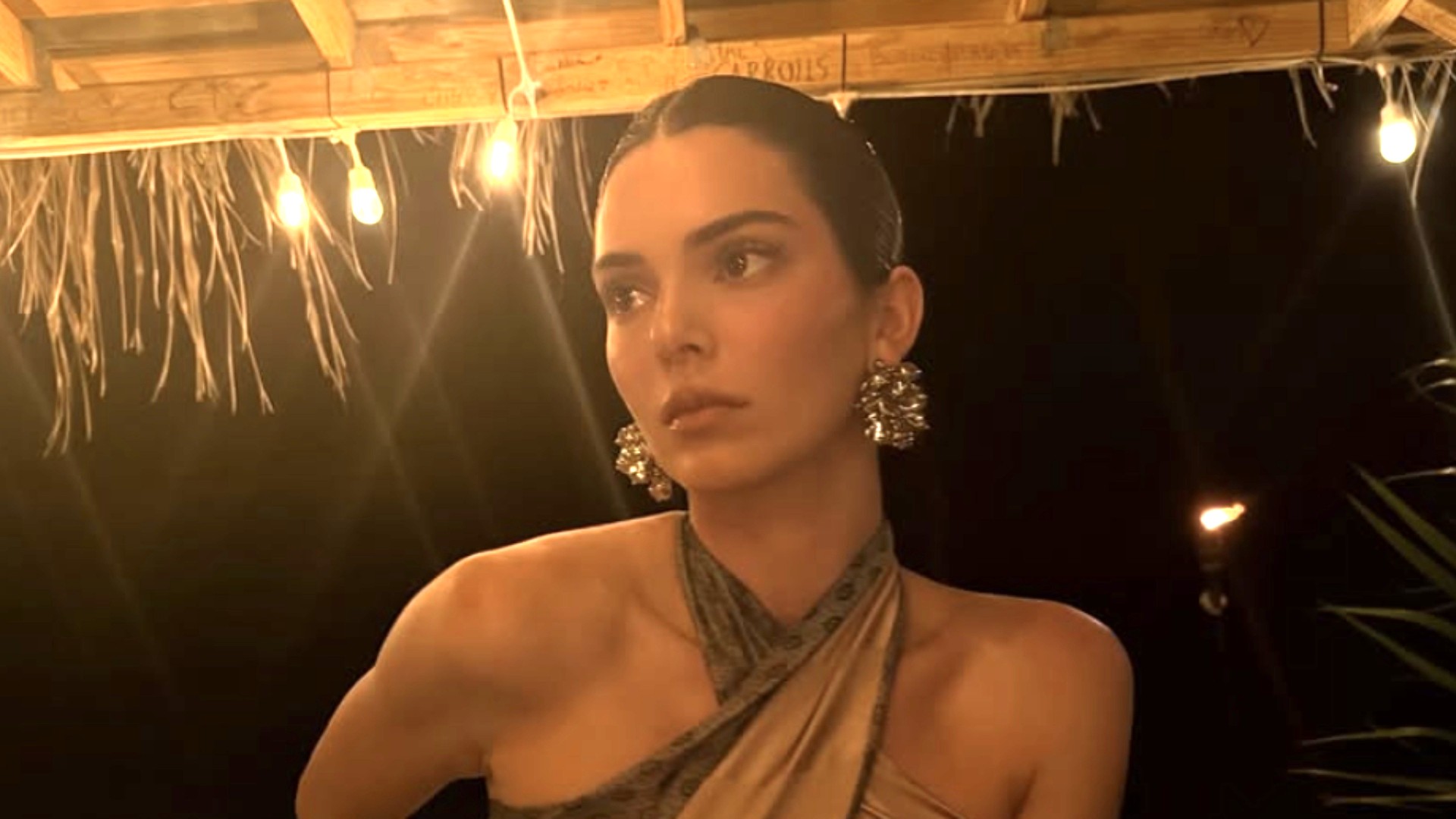 Niukkaan asuun pukeutunut Kendall Jenner sytyttää rannan liekkeihin 30 ...