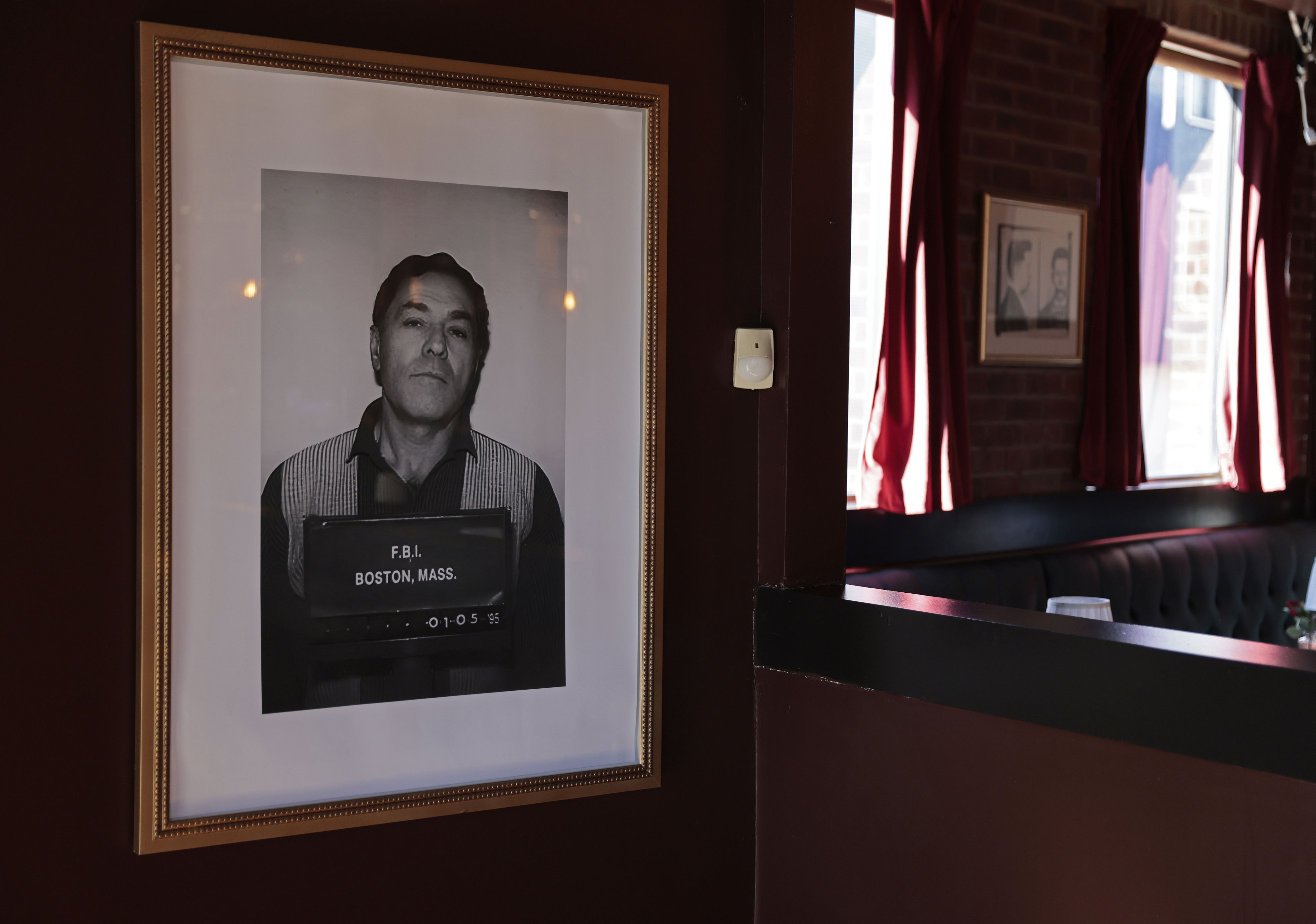 Controversial mobster photos removed from Boston restaurant's walls