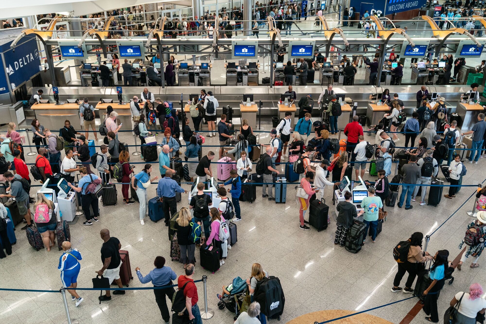 US to Cut 10% of Flights on Shutdown, Spare International Routes