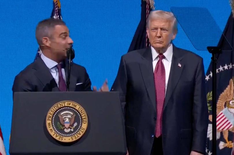 Donald Trump's face 'visibly drooping' in alarming close up as he ...