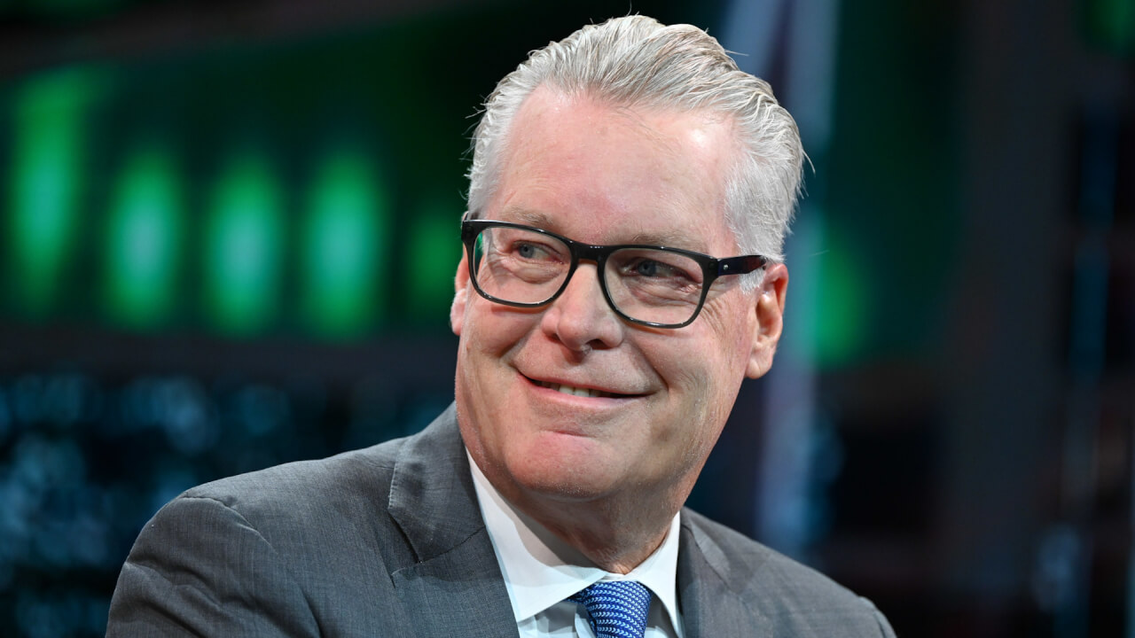 Delta CEO flies in coach and is "one of the last" to board