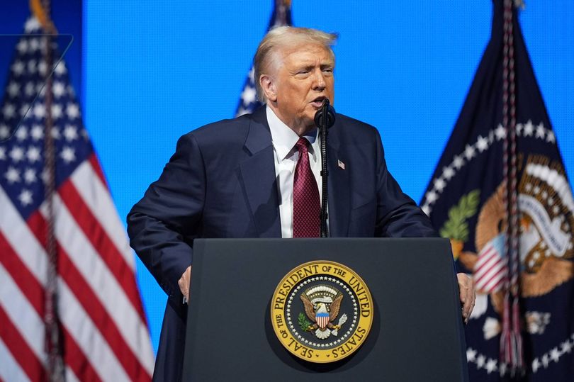 Donald Trump's face 'visibly drooping' in alarming close up as he ...