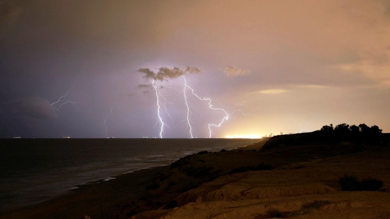 Numa noite excecional com "dezenas de milhares" de descargas elétricas ...