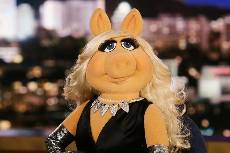 Jennifer Lawrence Reveals She's Working on a Miss Piggy Movie with Emma ...