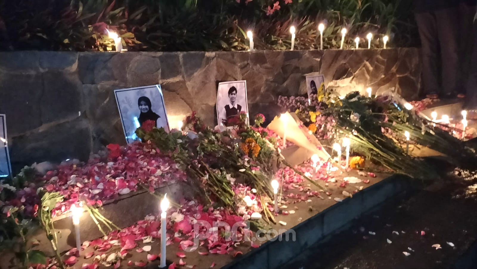 UIN Walisongo Berkabung, Ratusan Mahasiswa Nyalakan Lilin Bersama