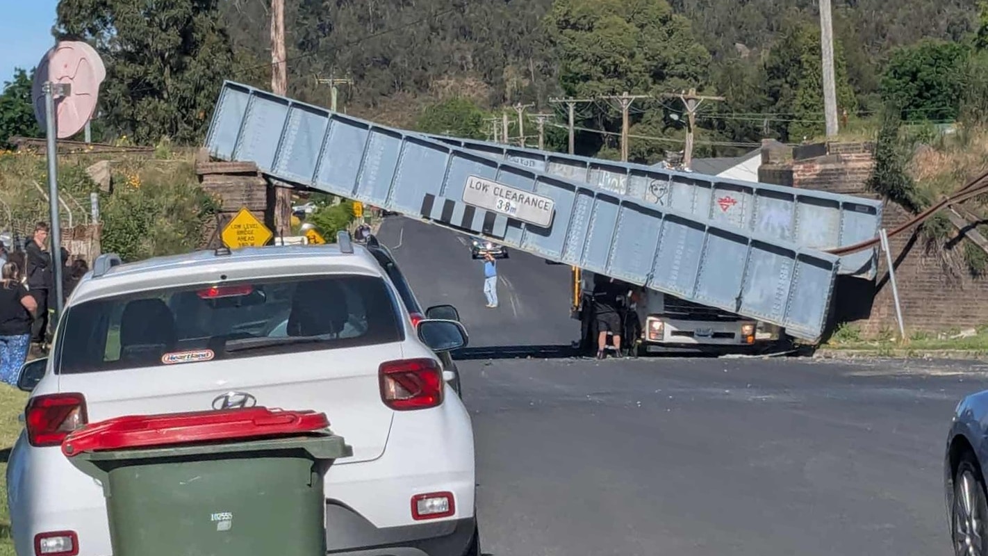 Sydney Trains worker dead after cherry picker crashes into rail ...