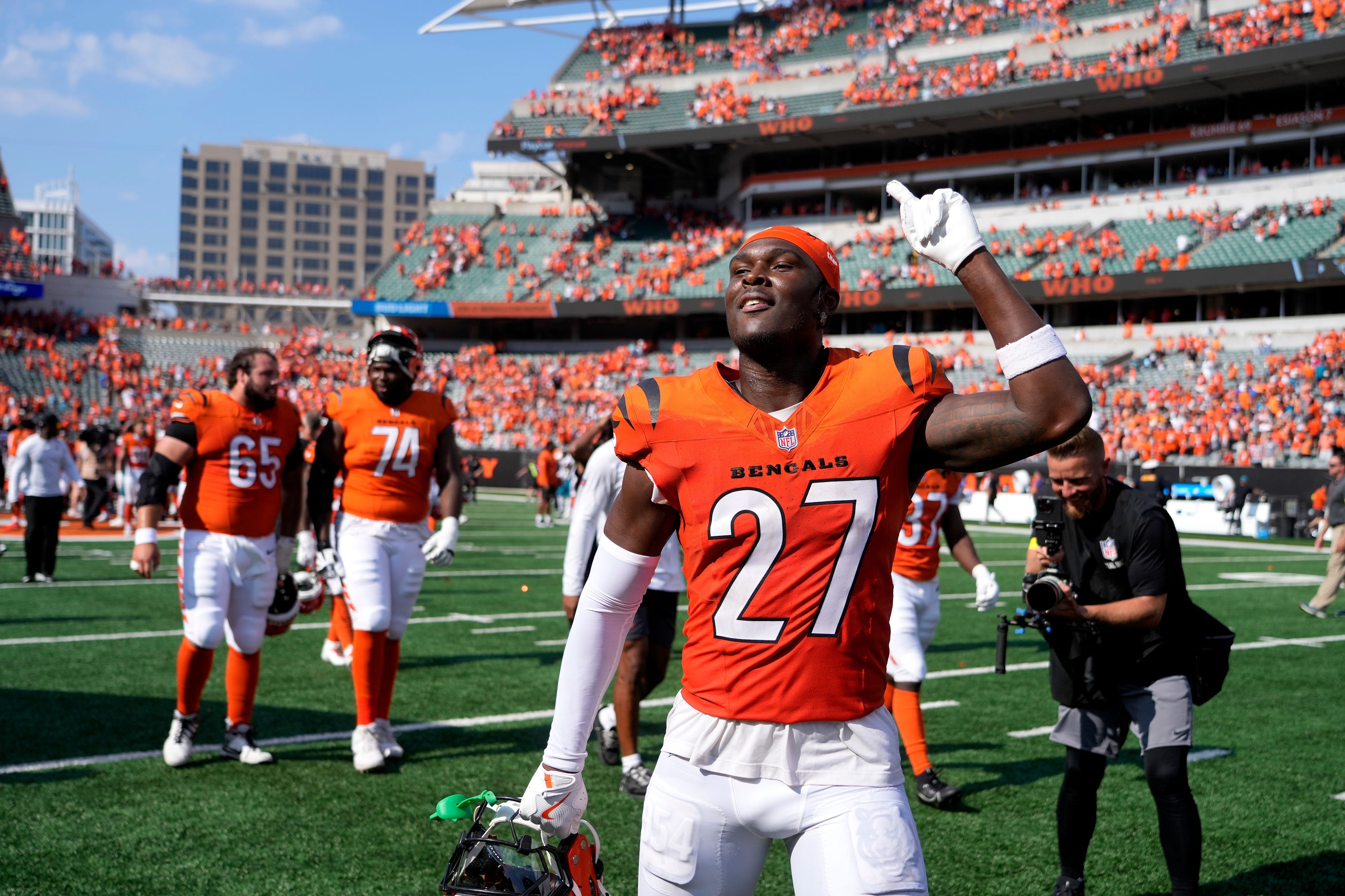Footage of Bengals S Jordan Battle’s Blue Angels flight