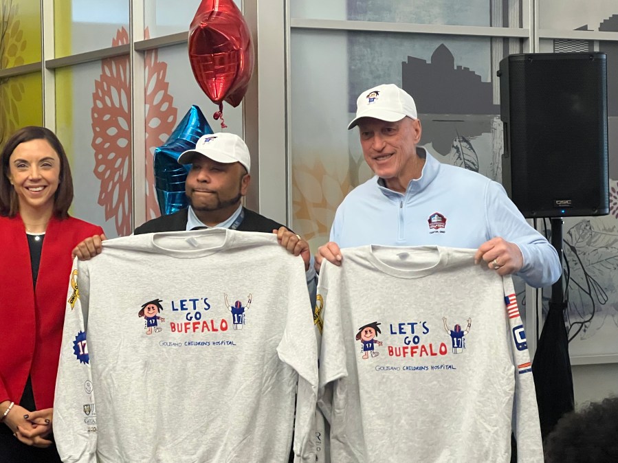 Jim Kelly presents award to Golisano Children’s Hospital worker