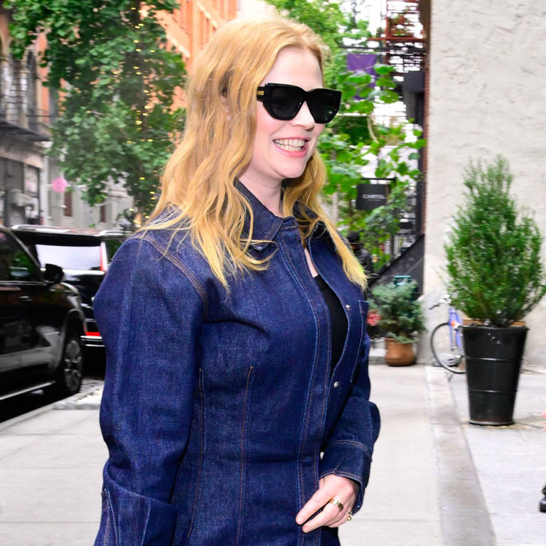 Sarah Snook’s It Bag Is So Shiv Roy—If She Moved to L.A. and Started a Substack