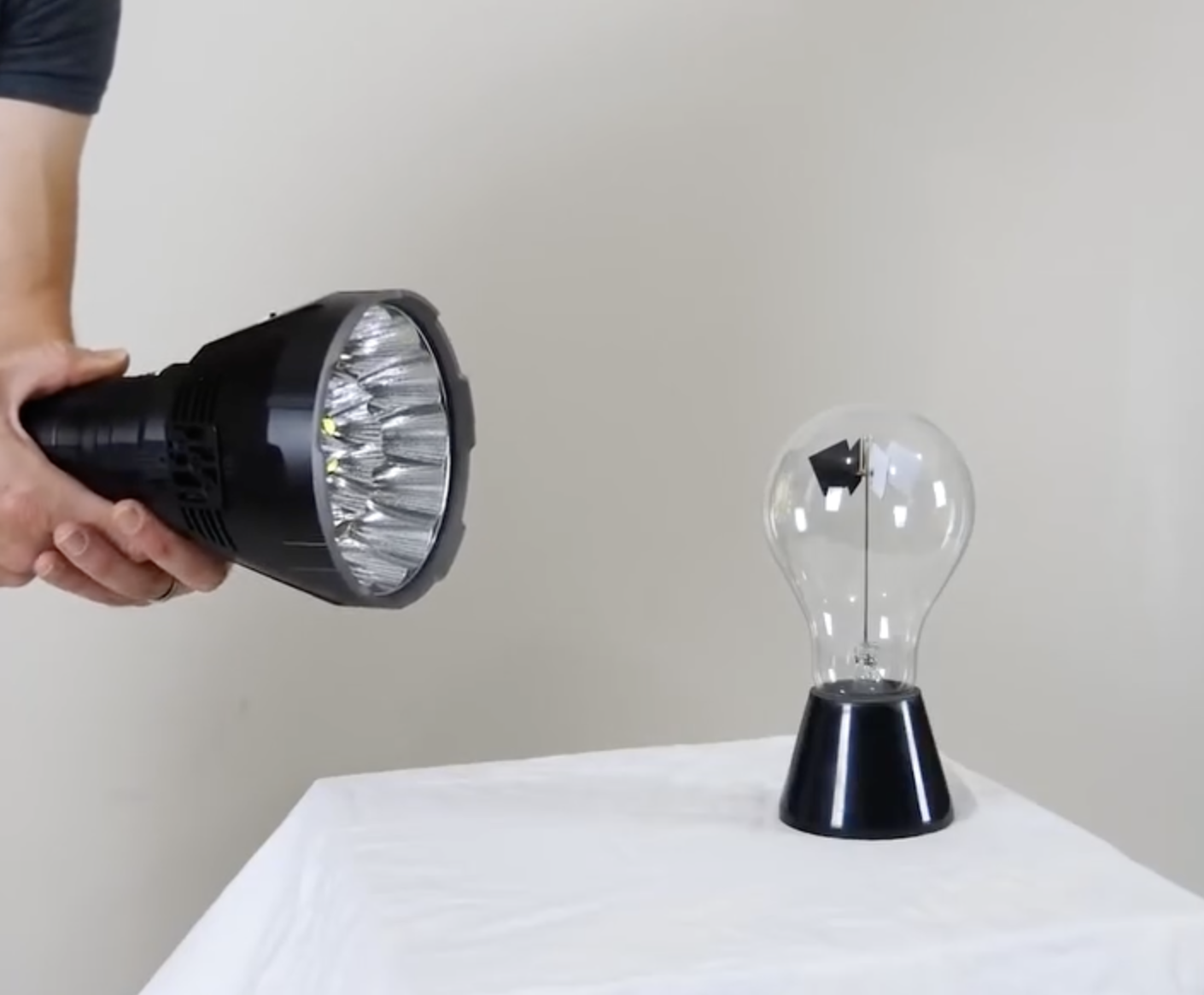 Extreme light experiment! 100,000 lumens vs radiometer