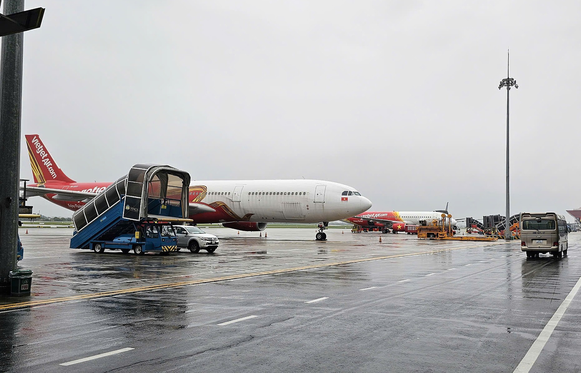 6 central Vietnam airports suspend operation as Typhoon Kalmaegi nears ...
