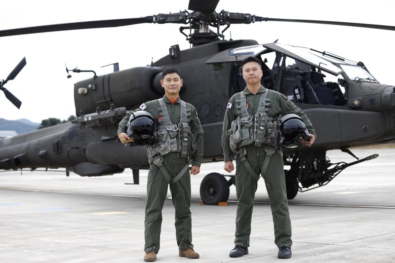 최우수 전투헬기 사수 '탑 헬리건'에 아파치 조종사 이대식·조명환 준위 선정