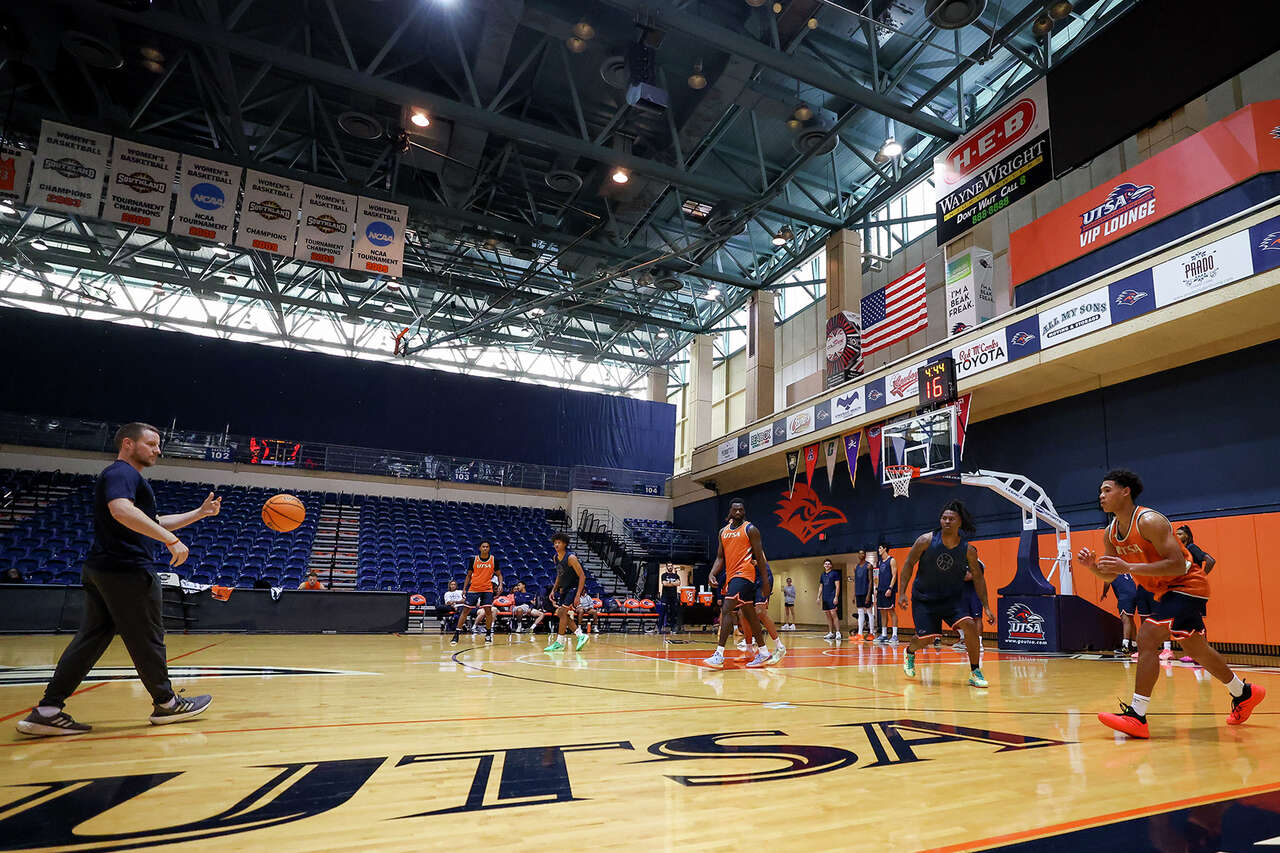 UTSA men's basketball cruises to lopsided win in opener