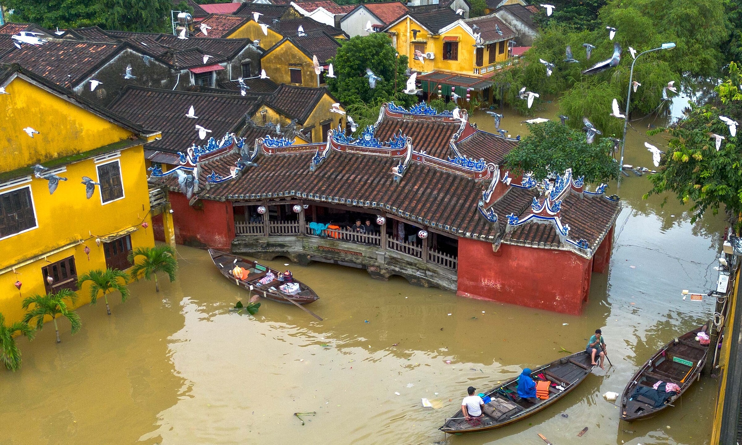Storms, floods disrupt tourism in central Vietnam