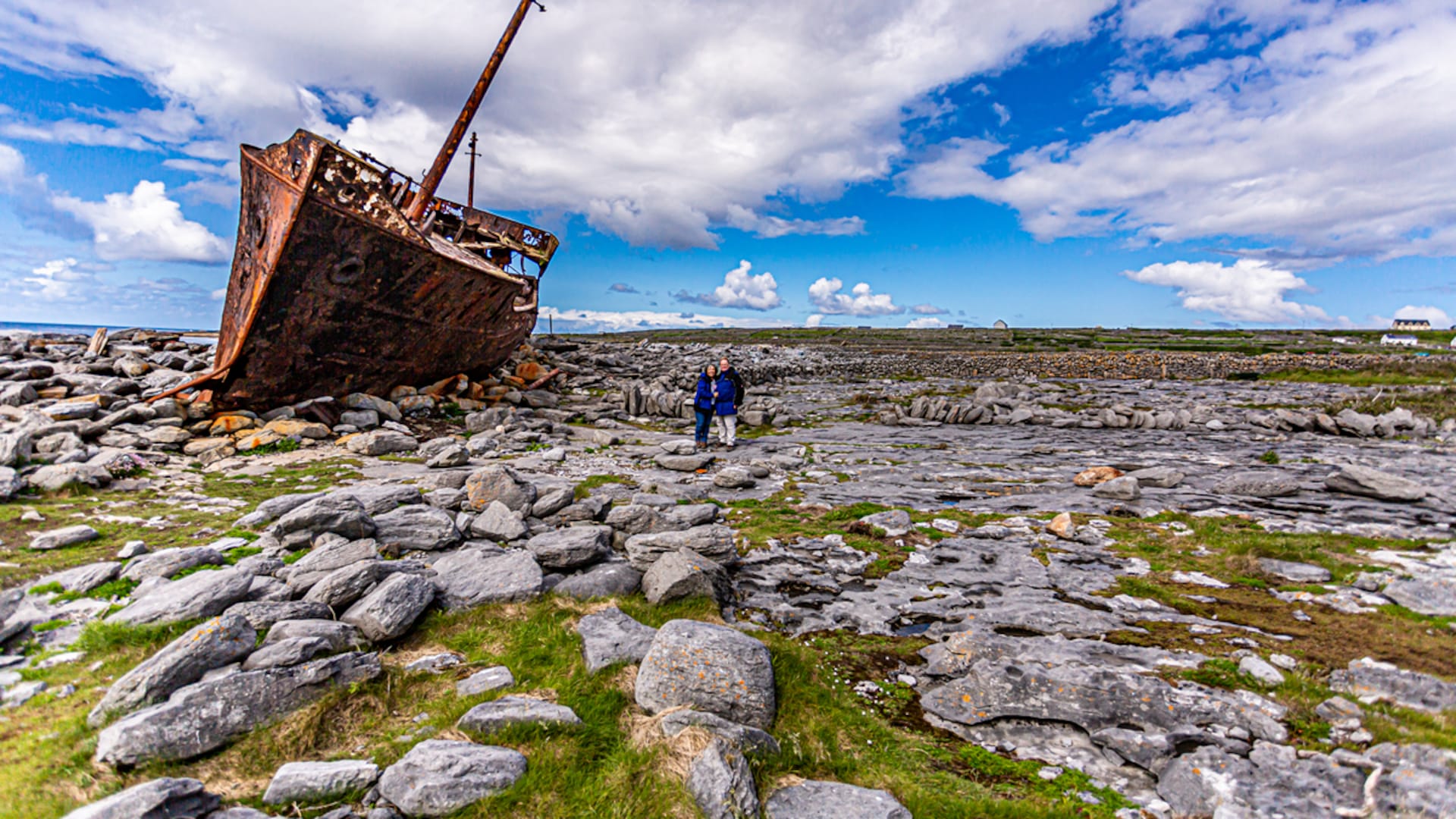 Seit 100 Jahren verborgen: Ehepaar entdeckt Schiffswrack an Strand bei ...