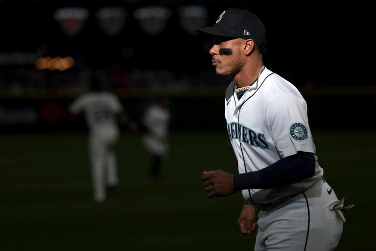Mariners lose 12-year veteran to free agency after resurgent year