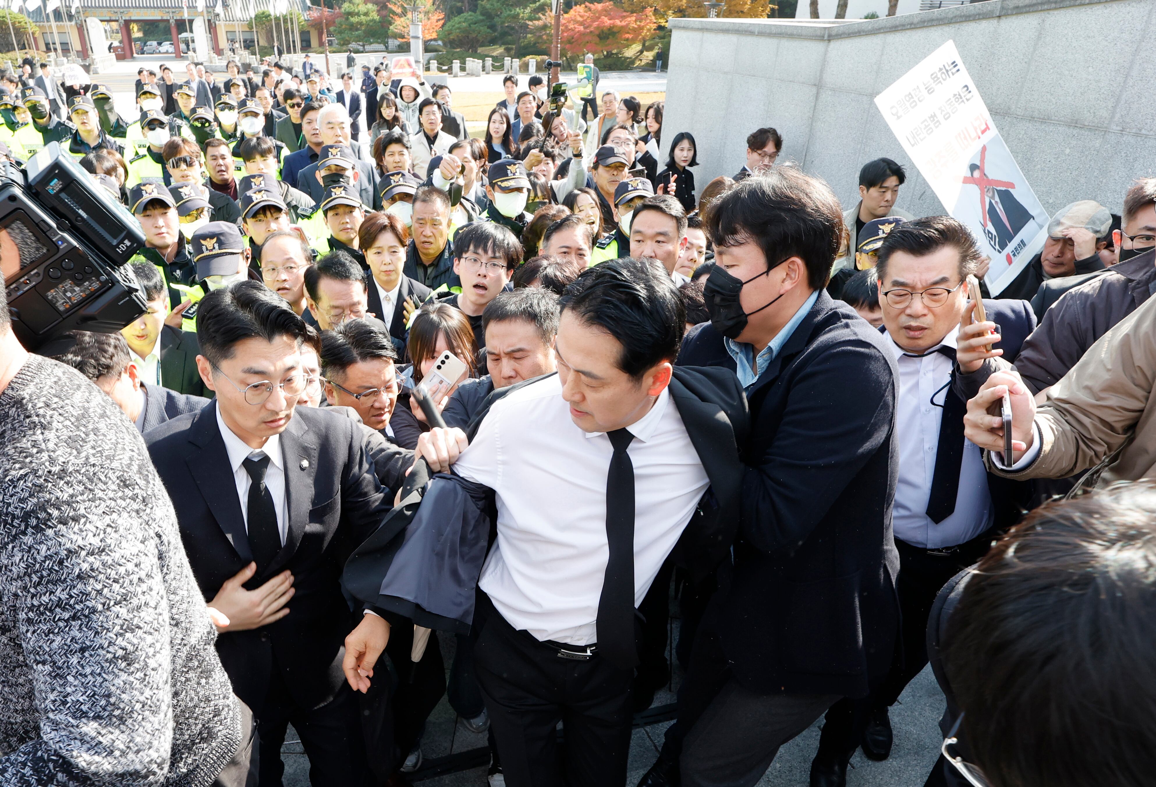 People Power Party Leader Jang Fails to Pay Respects at Gwangju ...