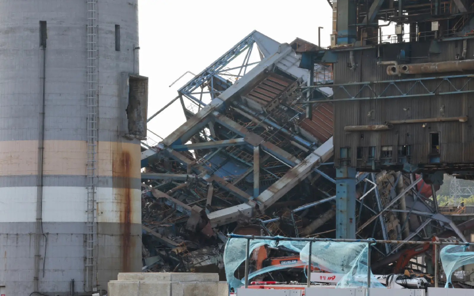 Seven trapped after South Korea power plant structure collapse