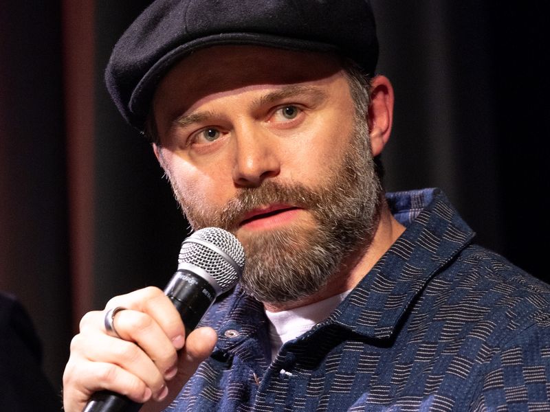 Nach "Adolescence": Regisseur arbeitet an neuer Netflix-Serie "Rabbit ...