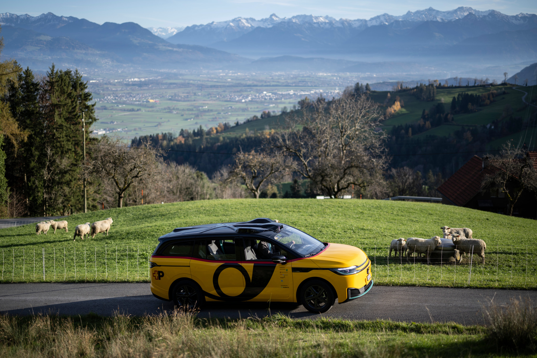 Postauto präsentiert erstes selbstfahrendes Taxi «AmiGo»