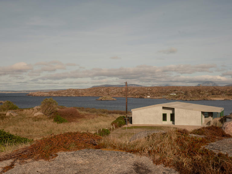 A espetacular casa na Irlanda que parece nascer das rochas do Atlântico