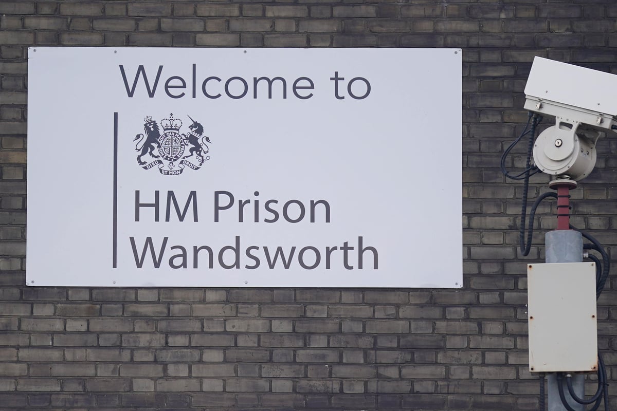 Prison governors in crisis talks as hunt continues for wrongly released ...