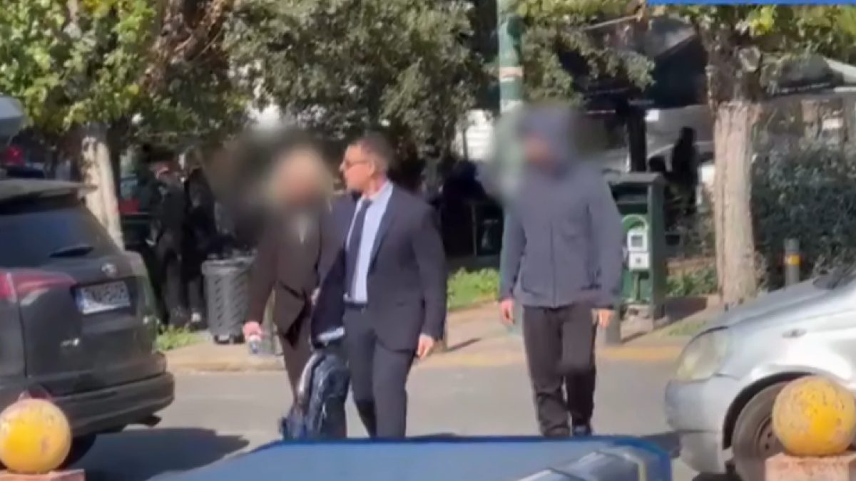 Στην Ευελπίδων με τη μητέρα του ο 15χρονος που δέχθηκε επίθεση από τον ...