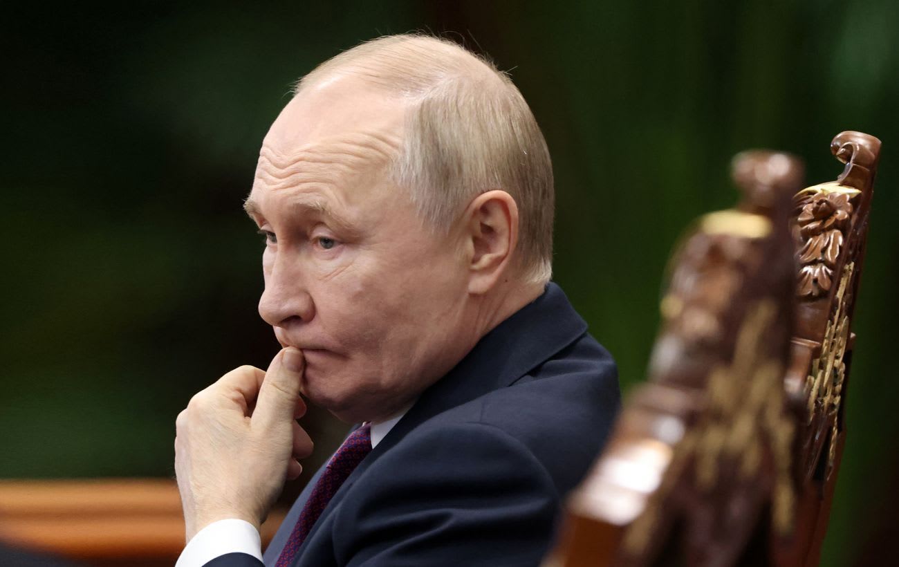 Kremlin caught faking it: Journalists expose Putin's staged meetings
