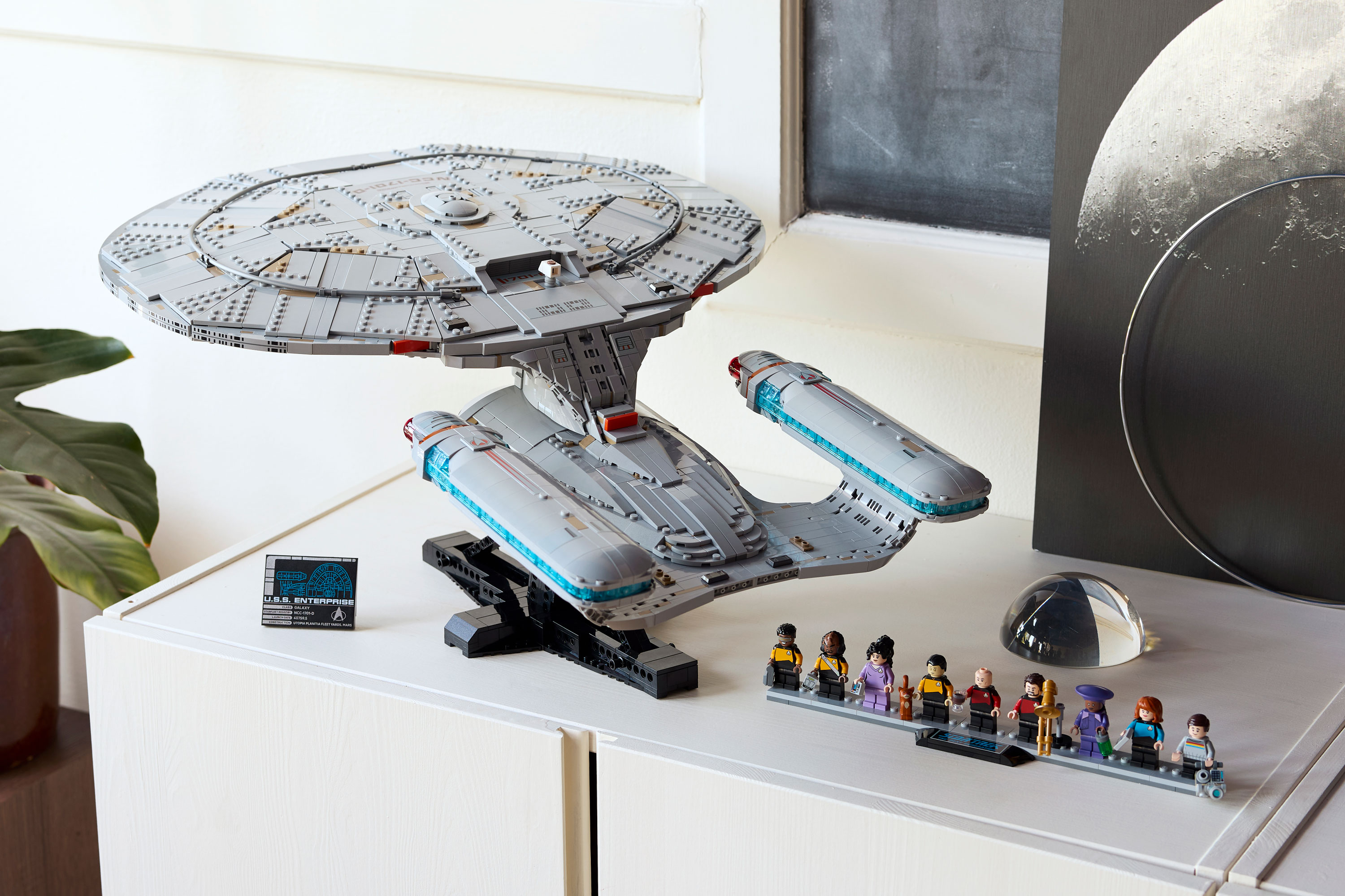 Lego’s first Star Trek set is a $400 Enterprise with Data, Picard, and ...