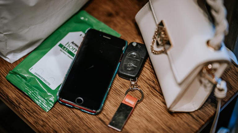 Instantly Declutter Your Living Room By Removing These Items From The ...