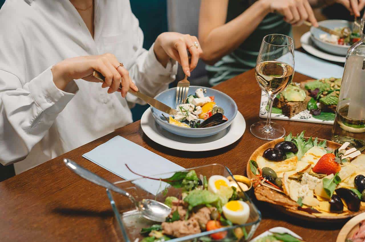 10 Dining Etiquette Rules Almost No One Follows Anymore