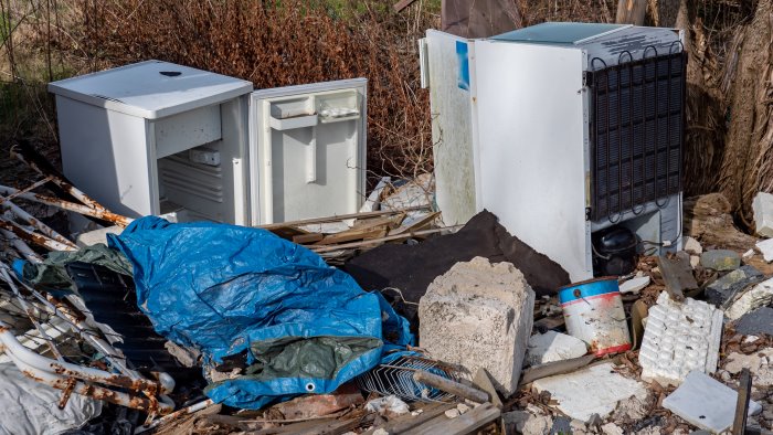 Rifiuti, sigilli per violazioni ambientali all’isola ecologica di Vico ...
