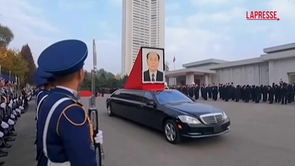 Corea del Nord, a Pyongyang funerali di Stato per Kim Yong-nam