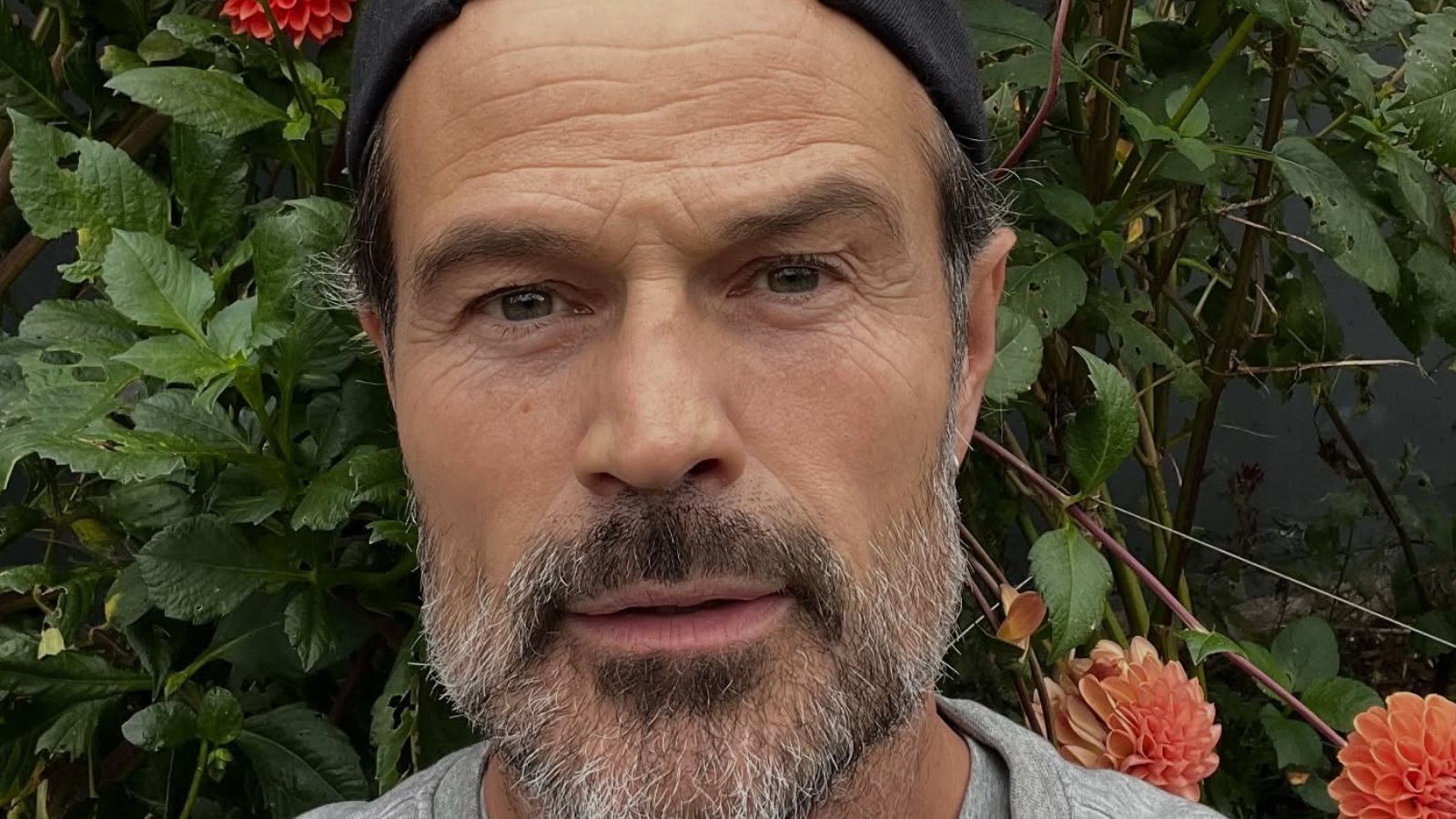 De foto's van Romy (de 18 jaar jongere vrouw van Arie Boomsma) wil je zien