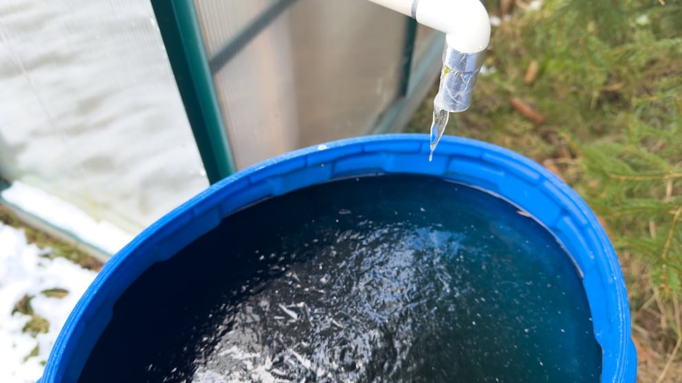 Simple trick protects rain barrel from frost damage