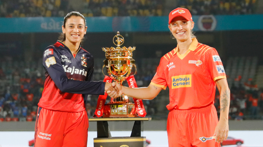 Gujarat Giants opt to bowl against RCB, hand debut to Shivani Singh
