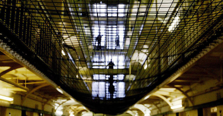 Prison bosses handed £6m in pay and bonuses as 200 offenders released ...