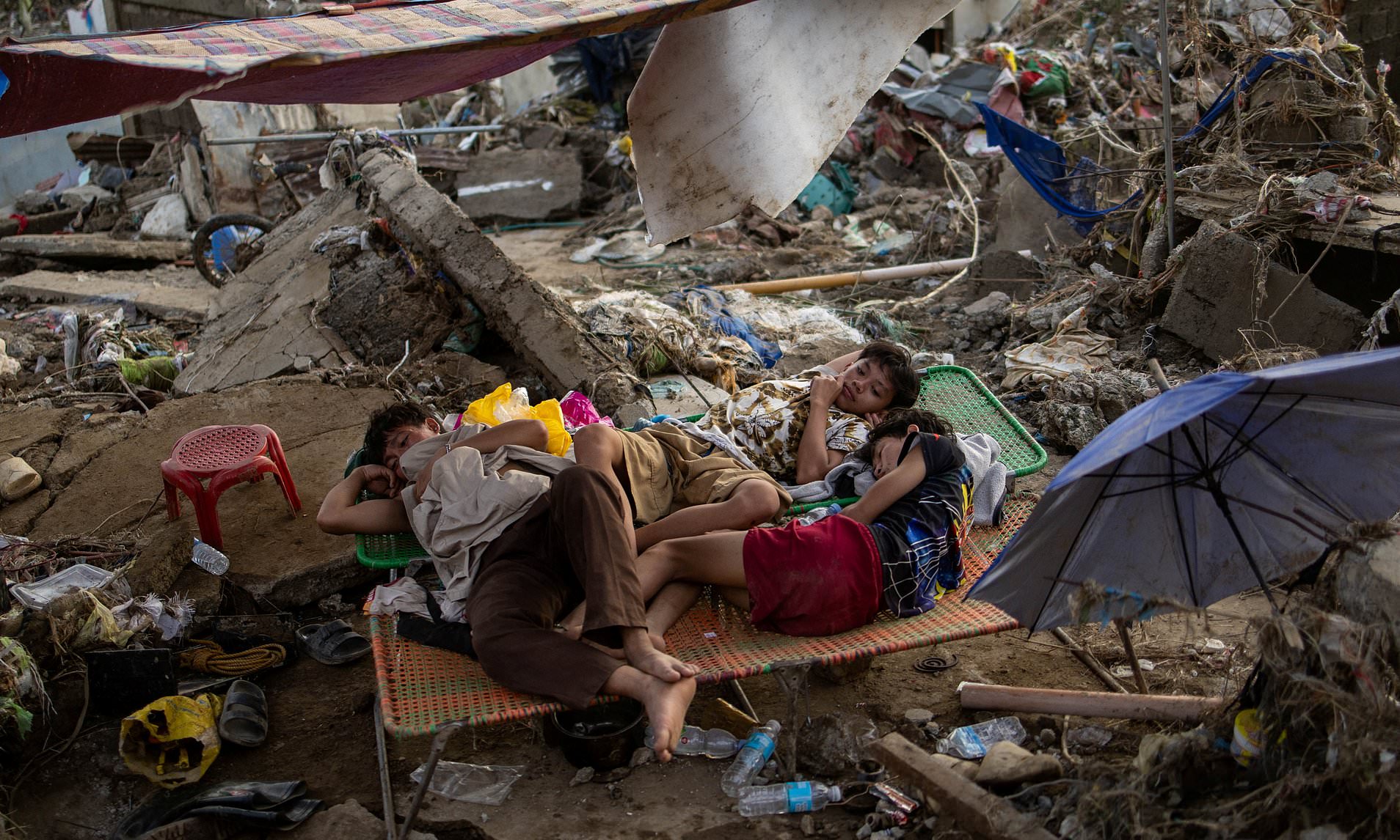 Typhoon kills 140 in Philippines, leaving trail of mass destruction ...