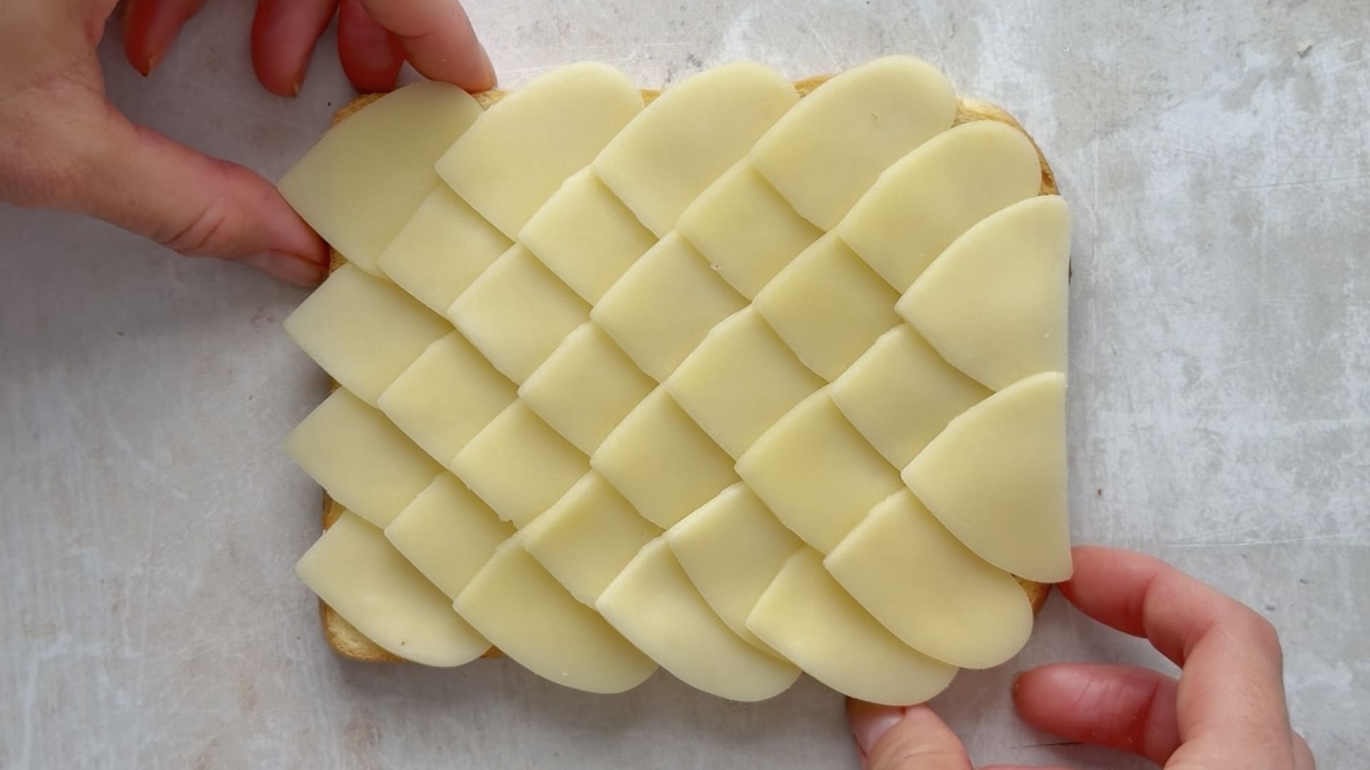 Toast à l'écaille de dragon fromage sur toast avec une touche écailleuse