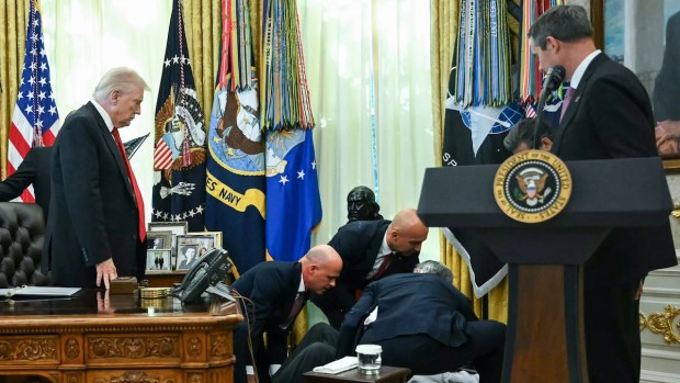 Pharmaceutical Rep Collapses in Oval Office During Trump Weight Loss ...