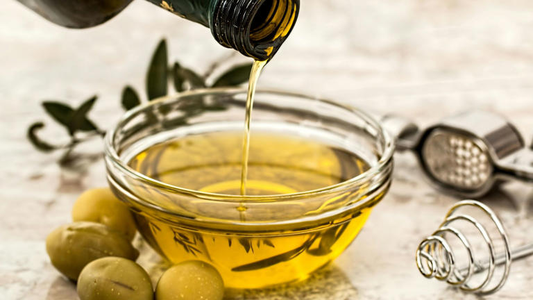 Olive Oil Vs. Avocado Oil: The Truth About Smoke Point And Why You Need ...