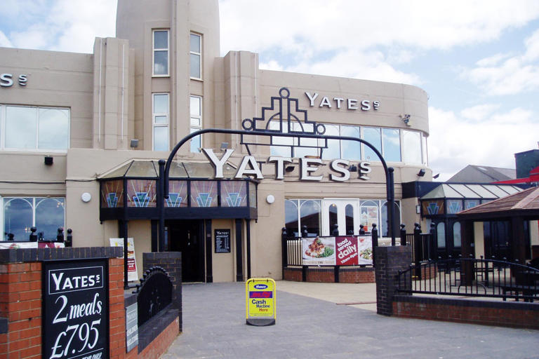 10 of the best picture memories of Blackpool art deco pub Yates's that ...