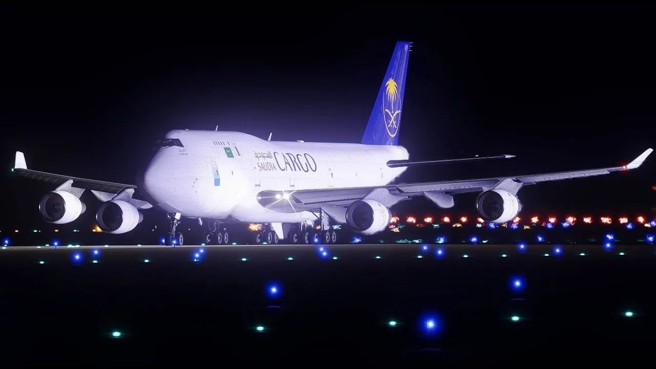 Boeing 747 takes off mysteriously in the middle of the night - Saudia ...