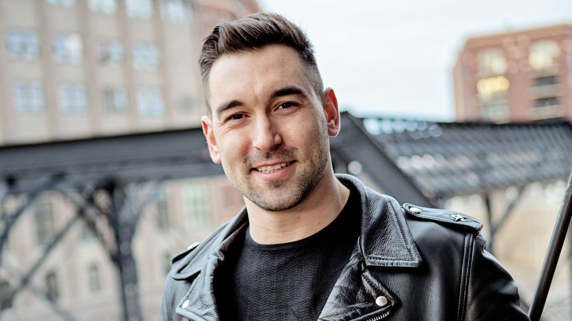 20 Things Irresistible Men Do Without Thinking